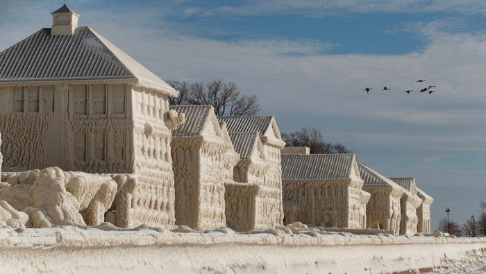 Dahsyat! Rumah-rumah di Tepi Pantai Kanada Diselimuti Es
