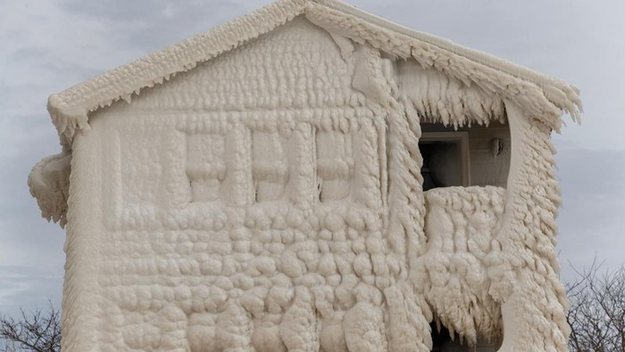 Dahsyat! Rumah-rumah di Tepi Pantai Kanada Diselimuti Es