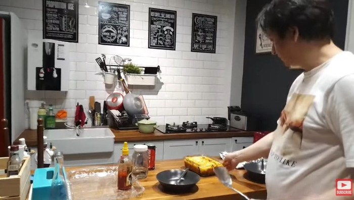 Tampilan Dapur Rina Nose yang Cantik Dihiasi Tanaman Hijau