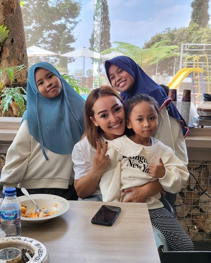 Momen Kuliner Seru Mpok Alpa Saat Makan Steak dan Jajanan Pasar