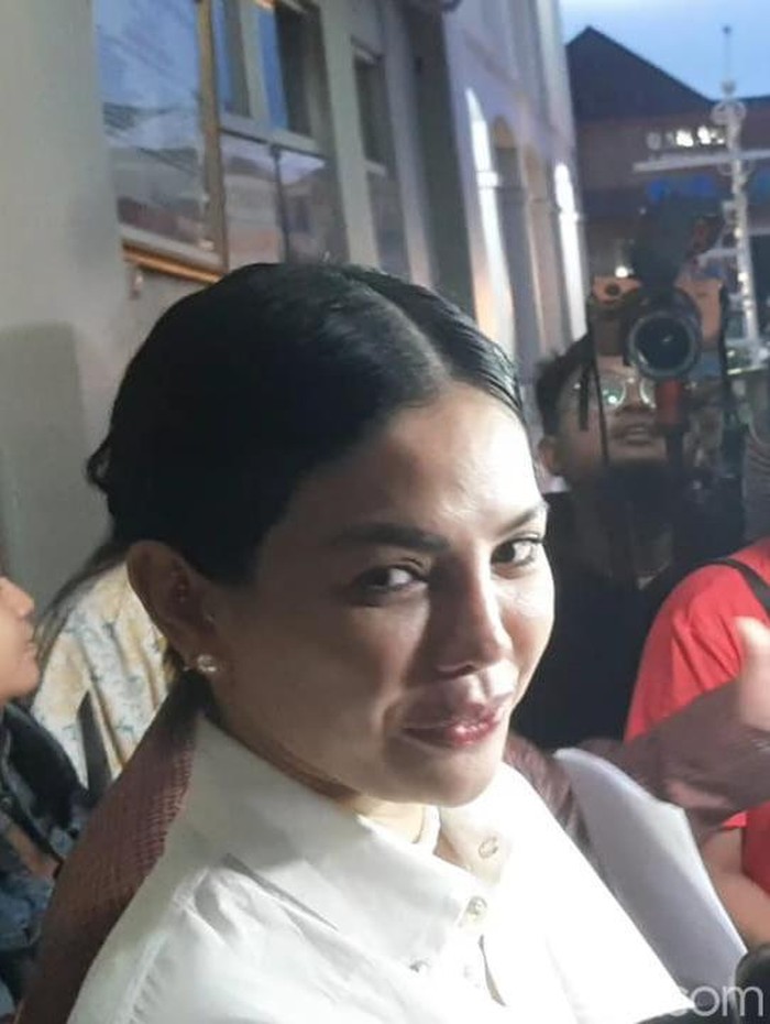 Senyum Lebar Nikita Mirzani Keluar dari Rutan Senyum Lebar Nikita Mirzani Keluar dari Rutan