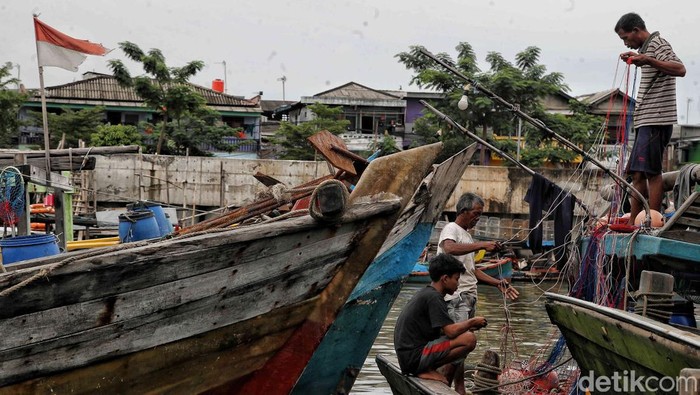 Ratusan Kapal Nelayan Cilincing Menganggur Akibat Cuaca Buruk