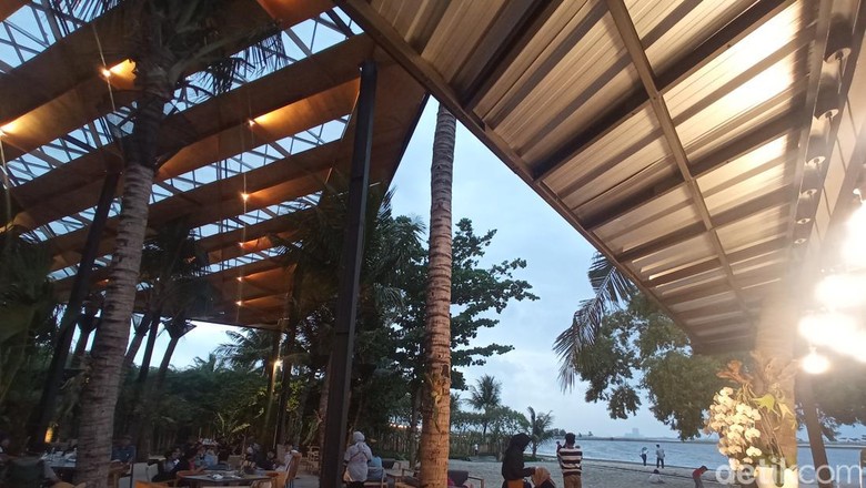 Ini Tempat Nongkrong Sambil Lihat Festival Kembang Api di Ancol