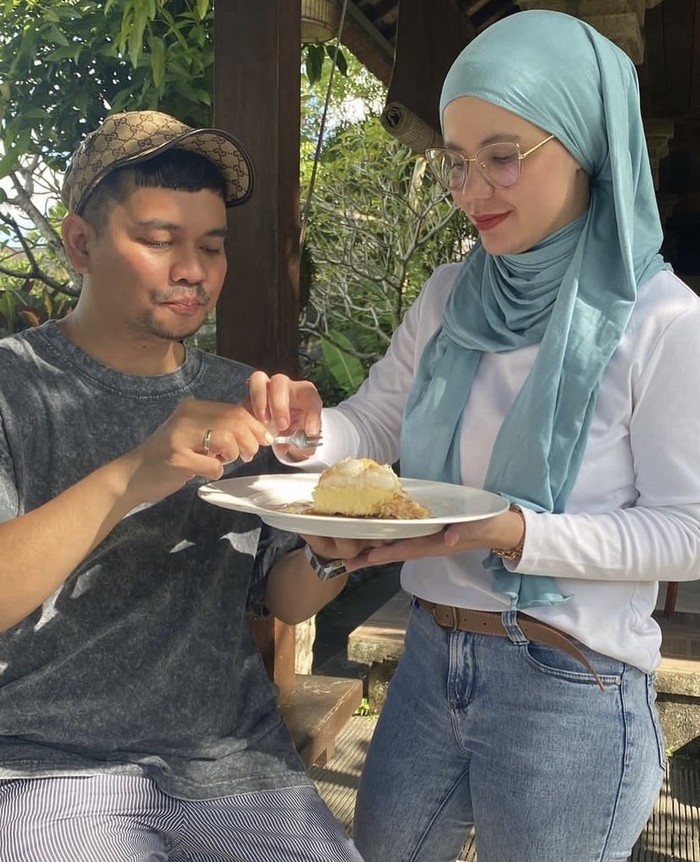 10 Momen Romantis Aldila Jelita dan Indra Bekti Saat Kulineran