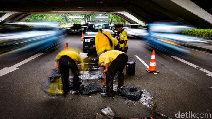 Jalan Berlubang di Semanggi yang Bikin Pesepeda Jatuh Kini Ditambal