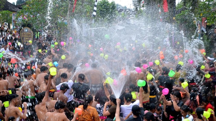 Kemeriahan Perang Air Siat Yeh, Tradisi Sambut Tahun Baru di Gianyar Bali