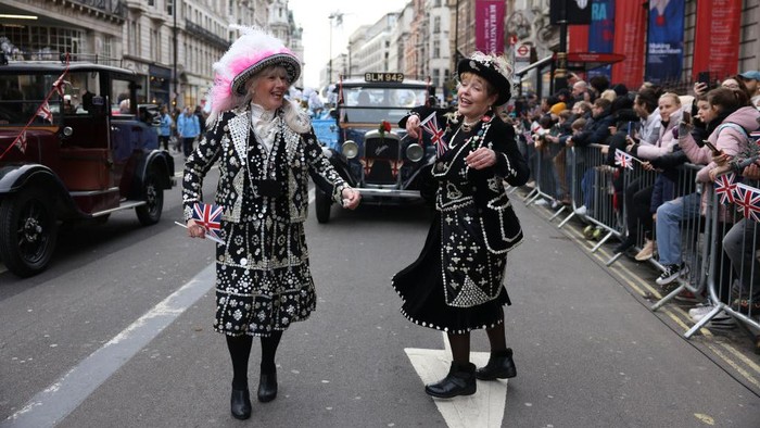 Pesta Kostum hingga Drumband Ramaikan Tahun Baru di Jalanan London