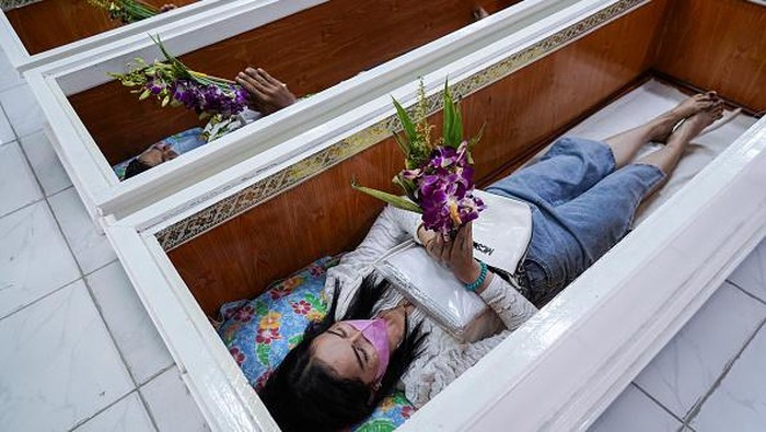 Tidur dalam Peti Mati, Cara Orang Thailand Rayakan Tahun Baru