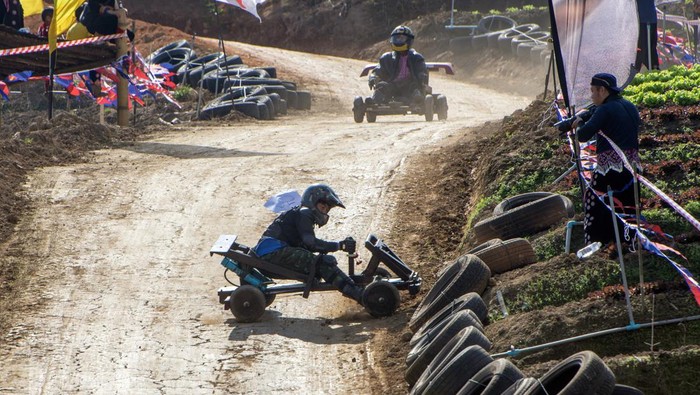 Adu Cepat Balap Mobil dari Kayu di Thailand