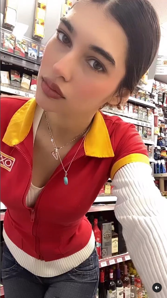 8 Foto Kasir Minimarket yang Viral, Disebut Mirip Dua Lipa & Hailey Bieber