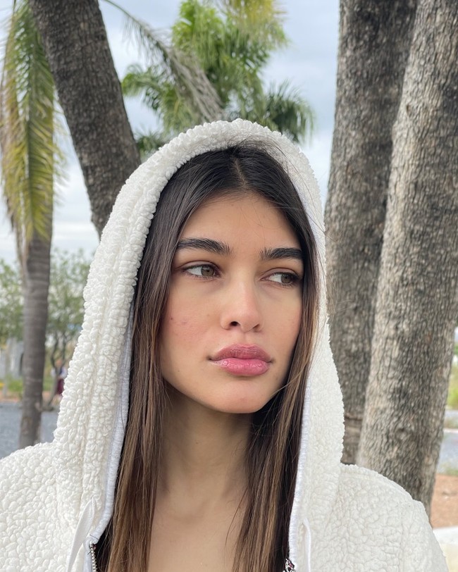 8 Foto Kasir Minimarket yang Viral, Disebut Mirip Dua Lipa & Hailey Bieber