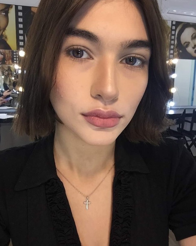 8 Foto Kasir Minimarket yang Viral, Disebut Mirip Dua Lipa & Hailey Bieber