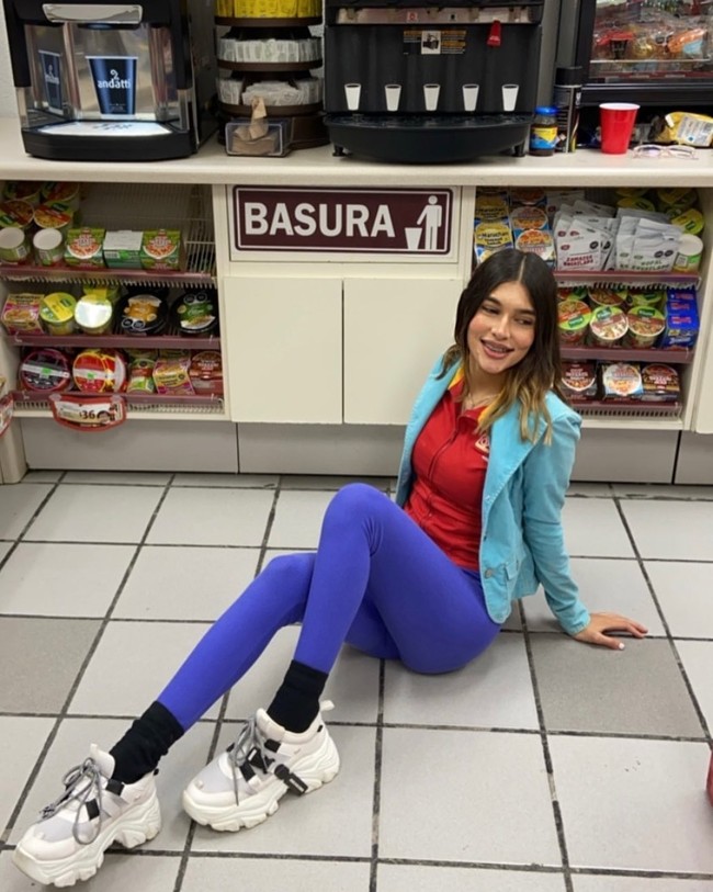 8 Foto Kasir Minimarket yang Viral, Disebut Mirip Dua Lipa & Hailey Bieber