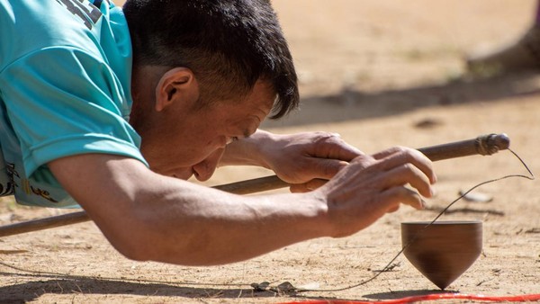 Serunya Adu Gasing Khas Thailand, Saingannya Lato-lato?