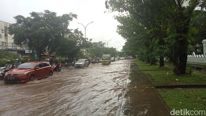 Potret Banjir Depan Kantor Gubernur Sulsel Picu Kemacetan Jl Urip Sumoharjo