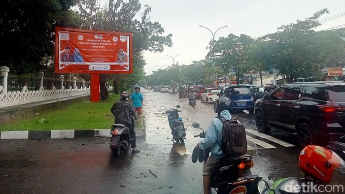 Potret Banjir Depan Kantor Gubernur Sulsel Picu Kemacetan Jl Urip Sumoharjo Potret Banjir Depan Kantor Gubernur Sulsel Picu Kemacetan Jl Urip Sumoharjo