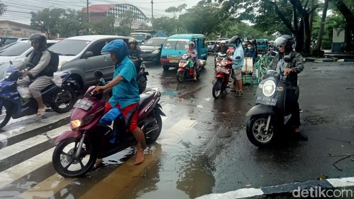 Potret Banjir Depan Kantor Gubernur Sulsel Picu Kemacetan Jl Urip Sumoharjo