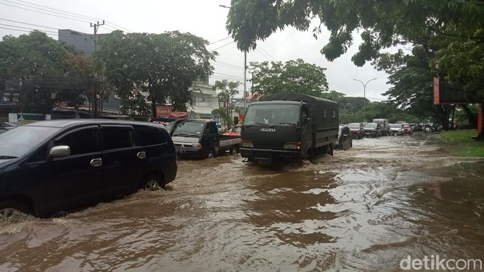 Potret Banjir Depan Kantor Gubernur Sulsel Picu Kemacetan Jl Urip Sumoharjo