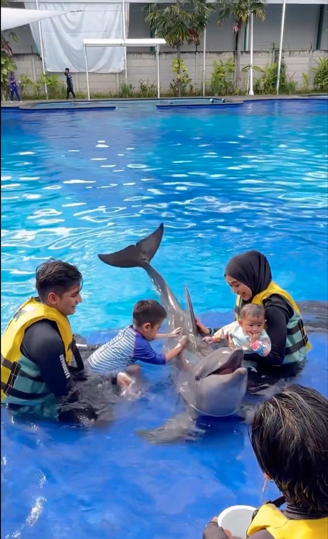 7 Foto Ria Ricis Liburan ke Bali, Nekat Ajak Baby Moana Naik Jetski