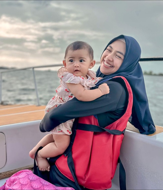 7 Foto Ria Ricis Liburan ke Bali, Nekat Ajak Baby Moana Naik Jetski