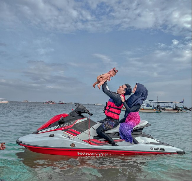 7 Foto Ria Ricis Liburan ke Bali, Nekat Ajak Baby Moana Naik Jetski