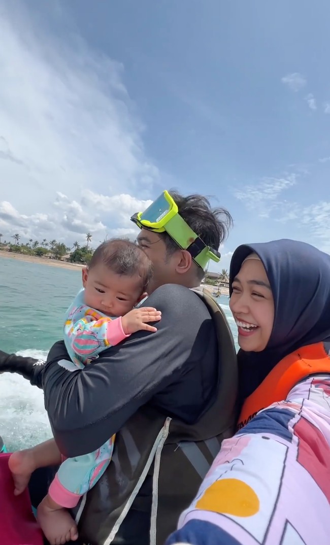 7 Foto Ria Ricis Liburan ke Bali, Nekat Ajak Baby Moana Naik Jetski