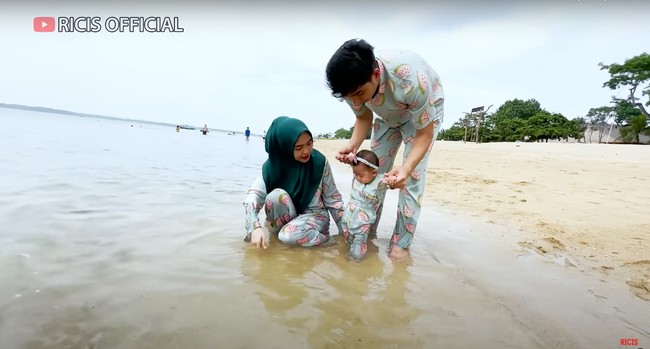 7 Foto Ria Ricis Liburan ke Bali, Nekat Ajak Baby Moana Naik Jetski