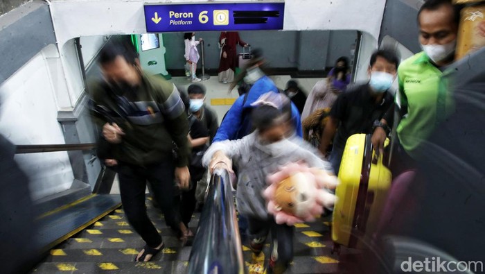 Potret Stasiun Pasar Senen Dipadati Penumpang Arus Balik Nataru
