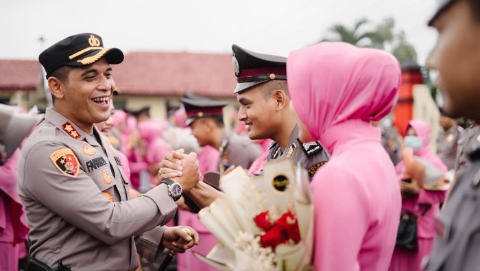 Potret Yeni Inka Ratu Ambyar saat Dampingi Suami Upacara Naik Pangkat