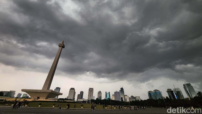Awan Hitam di Langit Monas