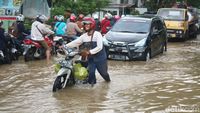 Banyak Motor Mogok Terjang Banjir di Kudus, Warga Buka Bengkel Gratis