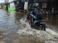 Jalur Alternatif Demak-Semarang di Kalisari Banjir, Banyak Motor Mogok