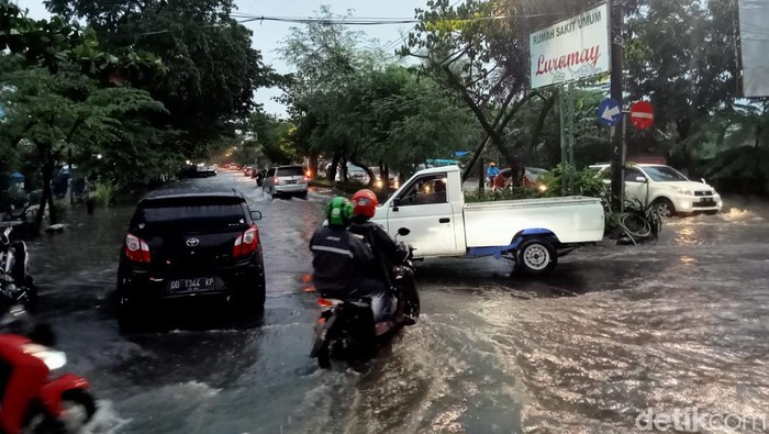 Potret Genangan di Jalan AP Pettarani Makassar Usai Diguyur Hujan Lebat
