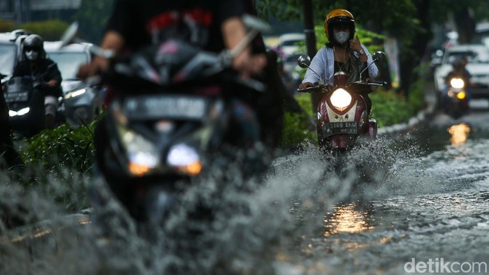 Jalanan di Kebayoran Lama Tergenang Imbas Hujan Deras