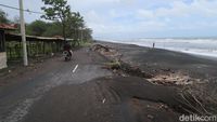 Tergerus Abrasi, Jalan Aspal di Pantai Pandansari Bantul Rusak