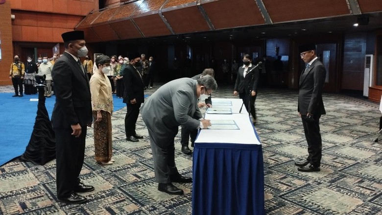 Sandiaga Lantik 3 Direktur Baru di Kemenparekraf, Langsung Kasih PR Sandiaga Lantik 3 Direktur Baru di Kemenparekraf, Langsung Kasih PR