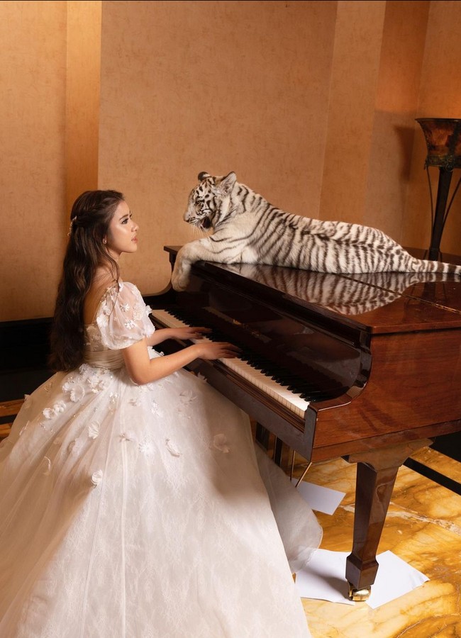 7 Potret Tiara Andini & Alshad Ahmad Foto Bak Prewedding Bareng Hewan Eksotis