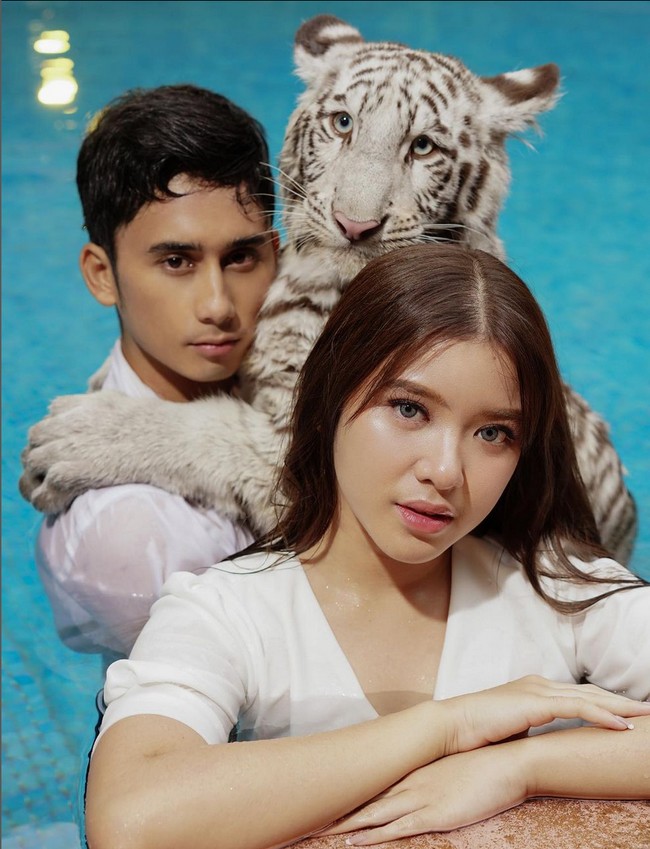 7 Potret Tiara Andini & Alshad Ahmad Foto Bak Prewedding Bareng Hewan Eksotis