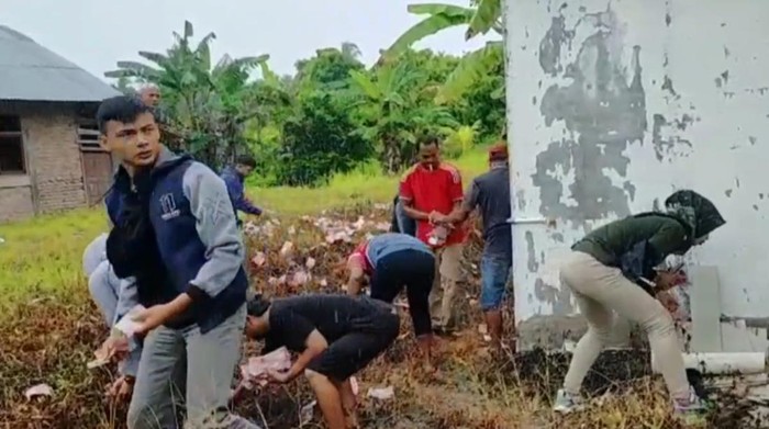 Mobil Bawa Uang Terbalik di Padang Pariaman, Uang Miliaran Berhamburan Mobil Bawa Uang Terbalik di Padang Pariaman, Uang Miliaran Berhamburan