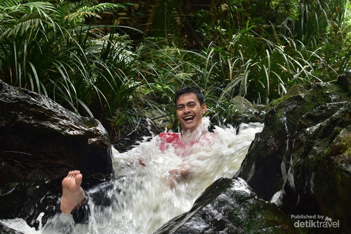 Segar Banget Mandi di Air Terjun Jambu Layu di Kuansing, Riau