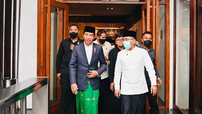 Bersarung Hijau, Jokowi Hadiri Festival Tradisi Islam Nusantara Bersarung Hijau, Jokowi Hadiri Festival Tradisi Islam Nusantara