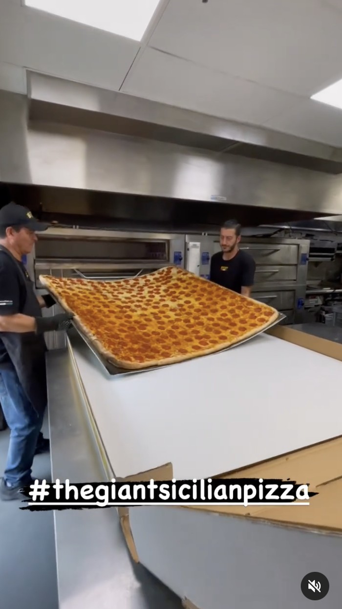 Pizza Terbesar di Dunia Ini Lebarnya 1,3 Meter dan Bisa Jadi 200 Potong