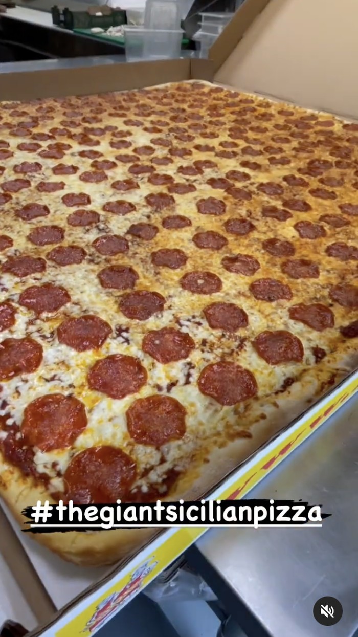 Pizza Terbesar di Dunia Ini Lebarnya 1,3 Meter dan Bisa Jadi 200 Potong