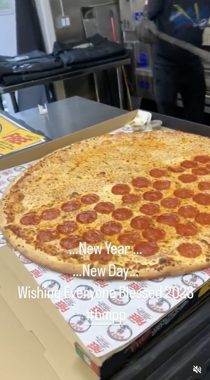 Pizza Terbesar di Dunia Ini Lebarnya 1,3 Meter dan Bisa Jadi 200 Potong