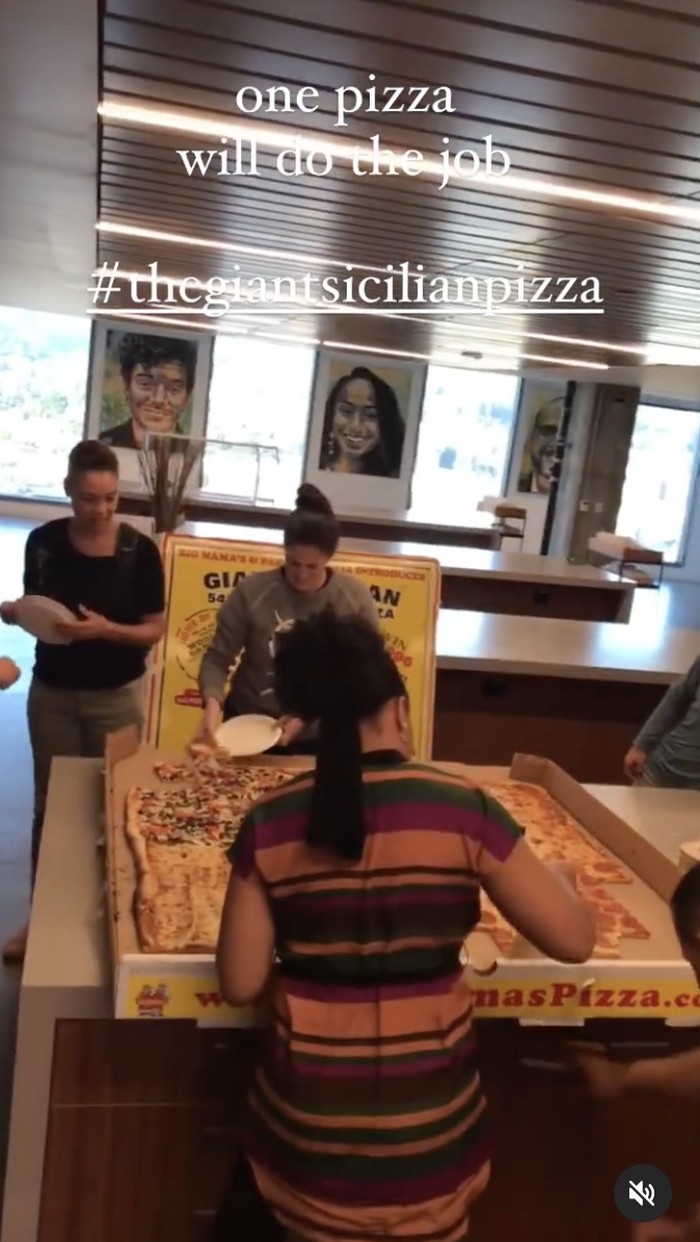 Pizza Terbesar di Dunia Ini Lebarnya 1,3 Meter dan Bisa Jadi 200 Potong