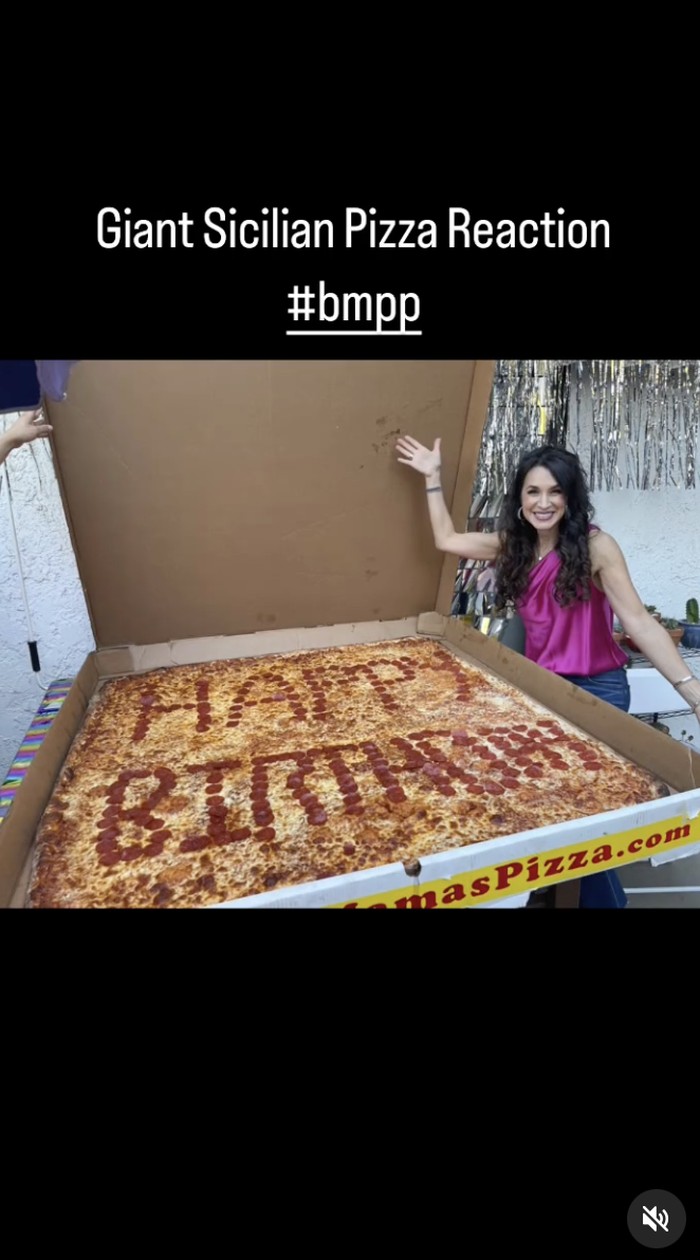 Pizza Terbesar di Dunia Ini Lebarnya 1,3 Meter dan Bisa Jadi 200 Potong