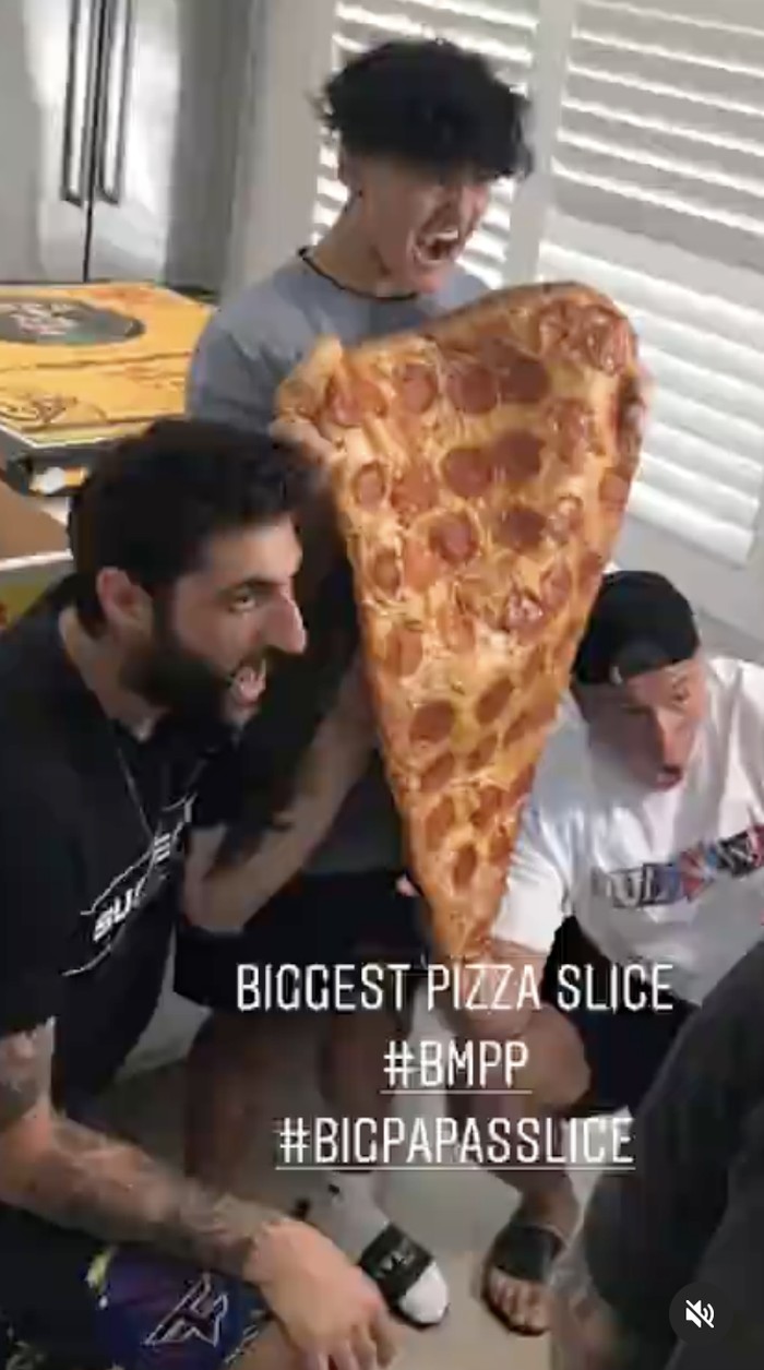 Pizza Terbesar di Dunia Ini Lebarnya 1,3 Meter dan Bisa Jadi 200 Potong