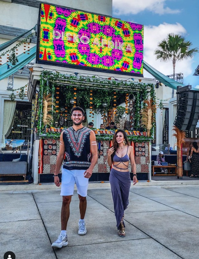 8 Potret Wulan Guritno Liburan di Bali, Peluk Mesra Hingga Joget Bareng Pacar