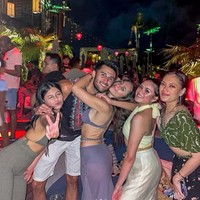 8 Potret Wulan Guritno Liburan di Bali, Peluk Mesra Hingga Joget Bareng Pacar