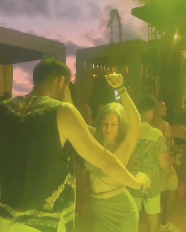 8 Potret Wulan Guritno Liburan di Bali, Peluk Mesra Hingga Joget Bareng Pacar